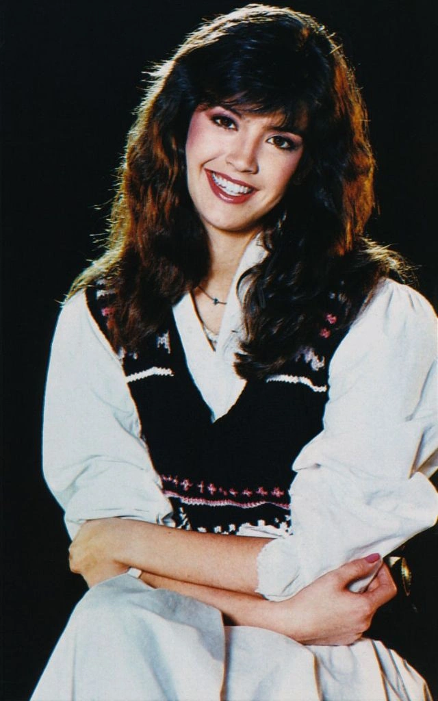 Phoebe Cates Jaw-Dropping Swimwear Moment – You Won’t Believe This!